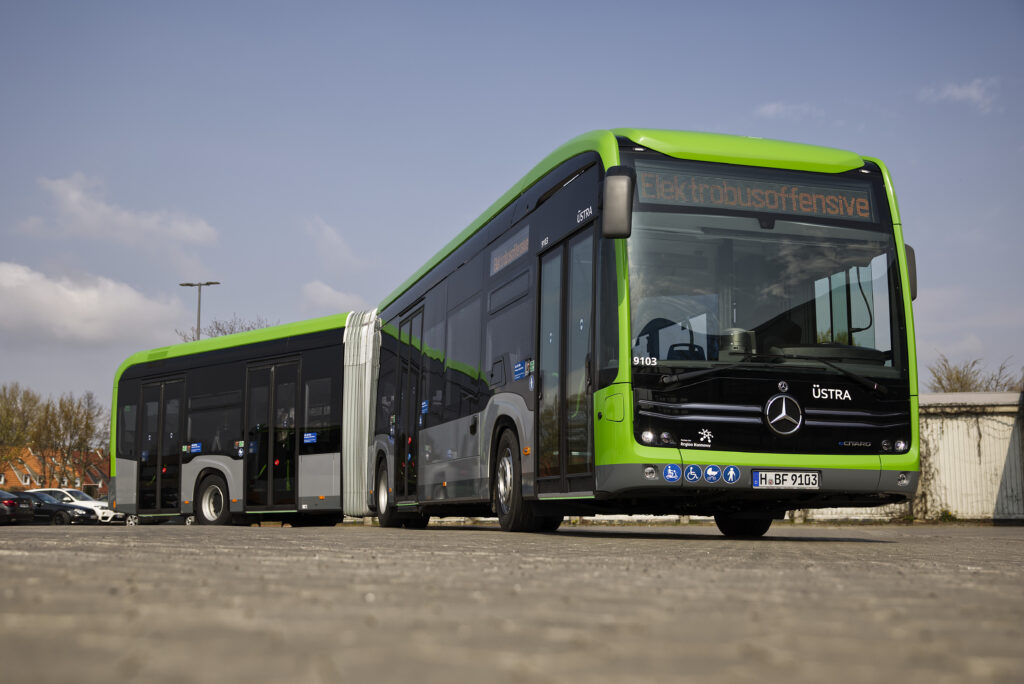 Mercedes-Benz Delivers Electric Articulated Buses to ÜSTRA in Hanover